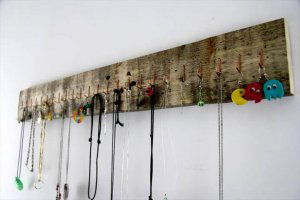 Pallet Jewelry Organizer / Key Rack - Easy Pallet Ideas