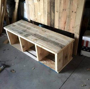 Upcycled Pallet Hall Tree - DIY - Easy Pallet Ideas